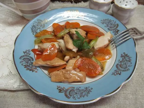 Filete de pollo con verduras.