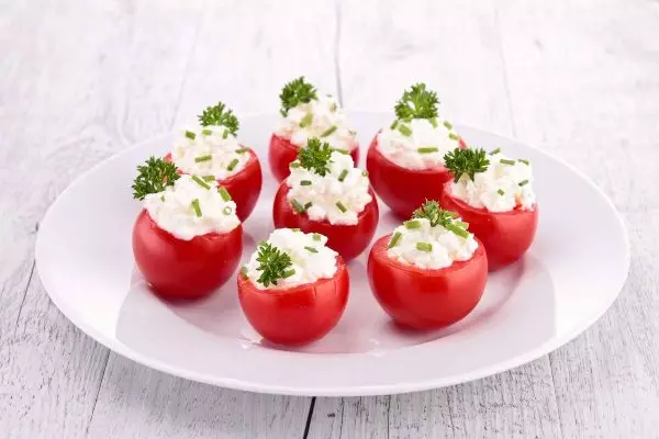 Tomates cherry rellenos de queso.