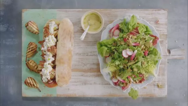 Salada e sanduíche almoço