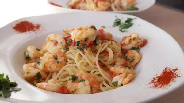 Spaghetti tare da shrimps
