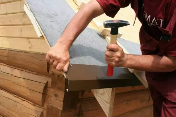 Instalarea unei picuri sub acoperișul moale