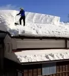 Snø rengjøring fra taket