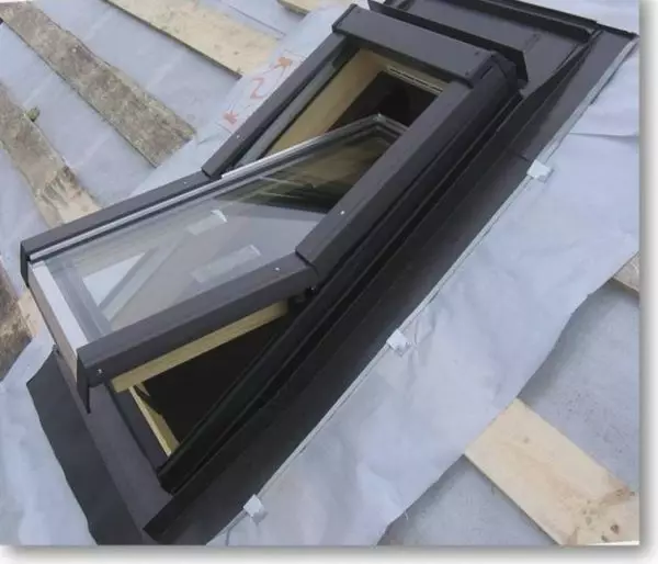 Изолиране на хидроизолацията към таванския прозорец