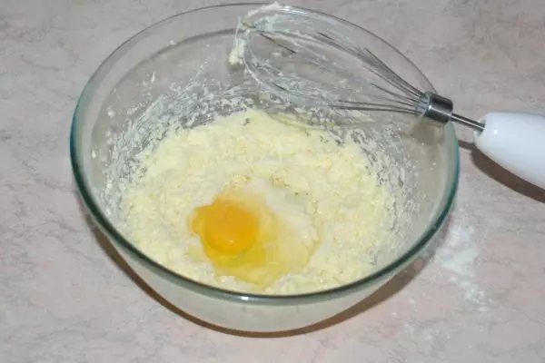 Додавання яєць до збитого із цукром маслу