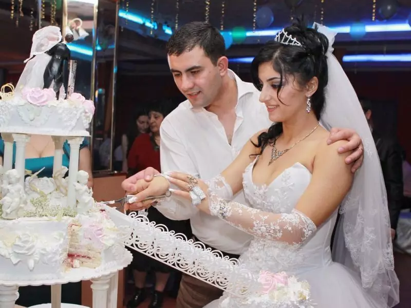 आर्मेनियाई शादी में कड़वाहट क्यों नहीं बोलते