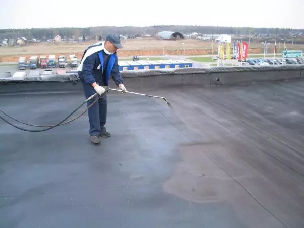 Робочий Напилювана гідроізоляцію на бетонний дах