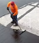 Bekerja mengisi atap dengan bitumen
