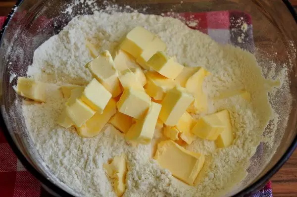 Menambahkan mentega ke tepung