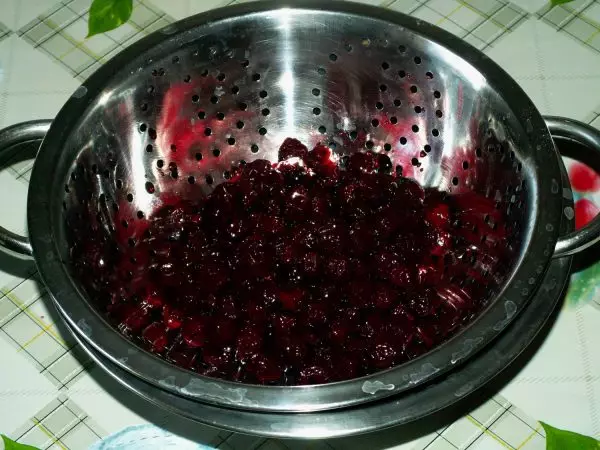 Cherry jam kwi-colander