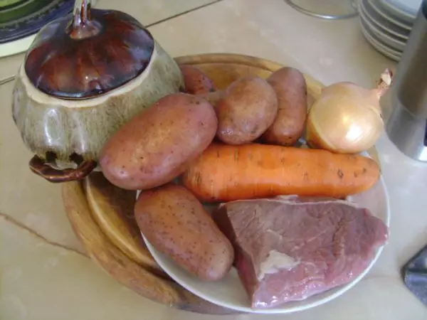 Produk dan inventori untuk memasak daging dengan kentang dalam periuk