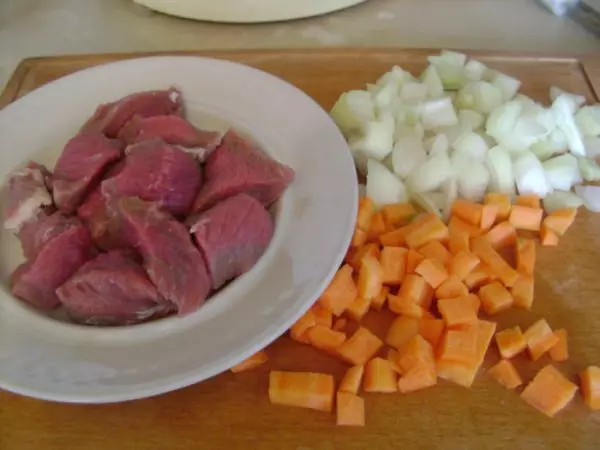 Kött och grönsaker för grillat i krukor