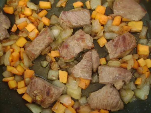 भाजलेले भाज्या आणि मांस एक पॅन मध्ये