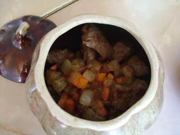 בשר עם ירקות בסיר קרמי