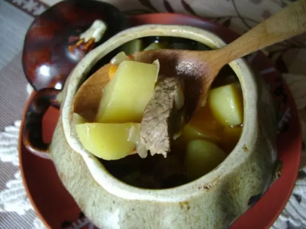 Bir keramika qabında kartof ilə ət