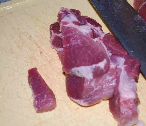 ახალი ხორცი ჭრის დაფაზე და დანა