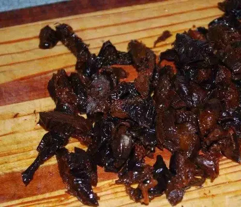 Finely chopped prunes na osisi ịkpụ osisi