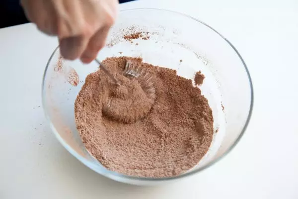 Blanding af tørre ingredienser til chokolade cupcake