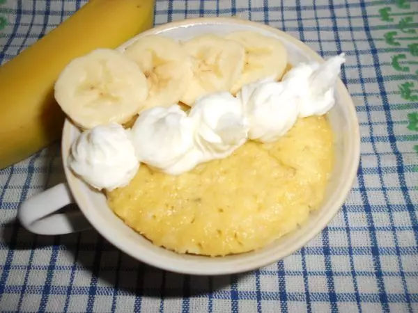 Banan Cupcake i et krus med flødeskum