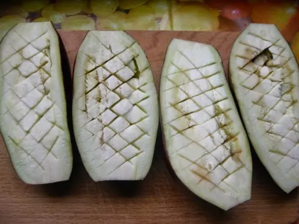 Kryssformede kutt på eggplantekjøtt