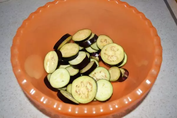 Ngiris eggplants ing mangkuk