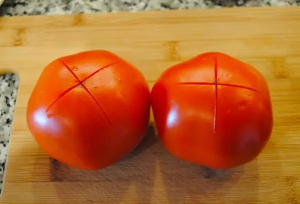 Potongan berbentuk salib ing tomat