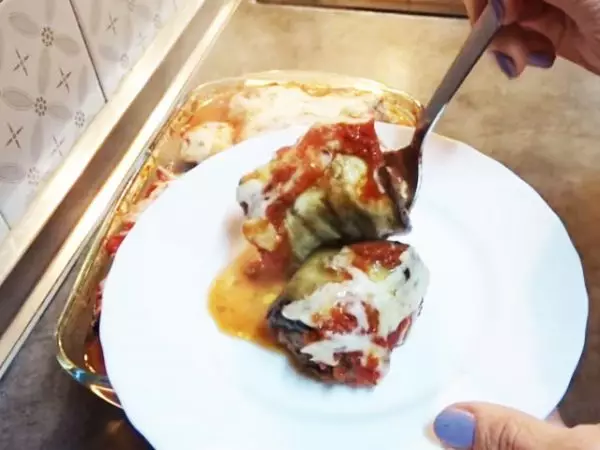 Eggplant rolls sa tomato sauce