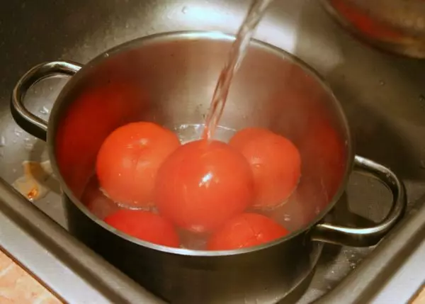 Tomater, hällt kokande vatten