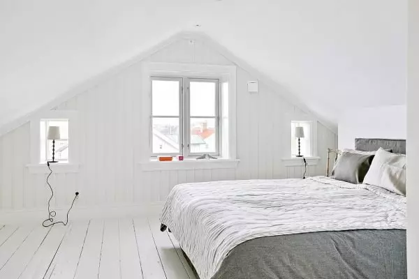 Mansard'da beyaz yatak odası