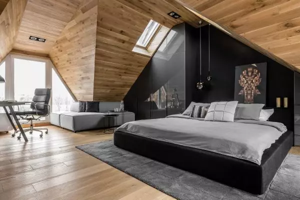 Camera da letto con grandi finestre e pannelli in legno scuro sulle pareti