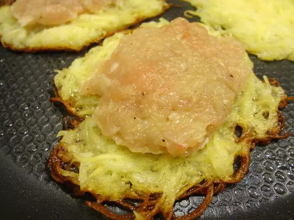 Pembentukan pancake kentang dengan daging cincang