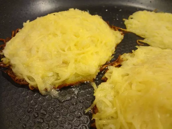 I-Potato Pecakes ngokuzalisa kwipani