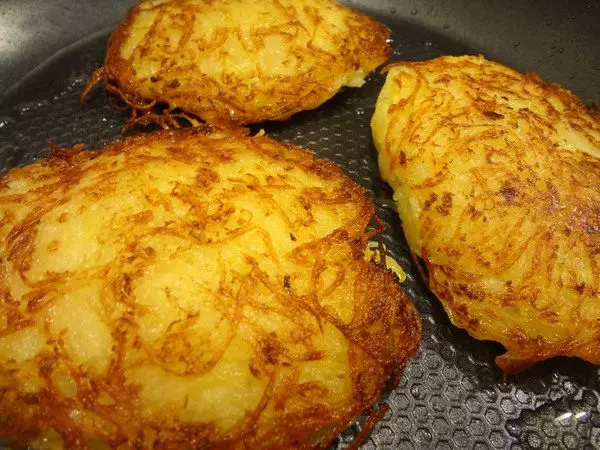 Rosic Potato Pancakes, jossa on täytettä valuraudan paistinpannulla