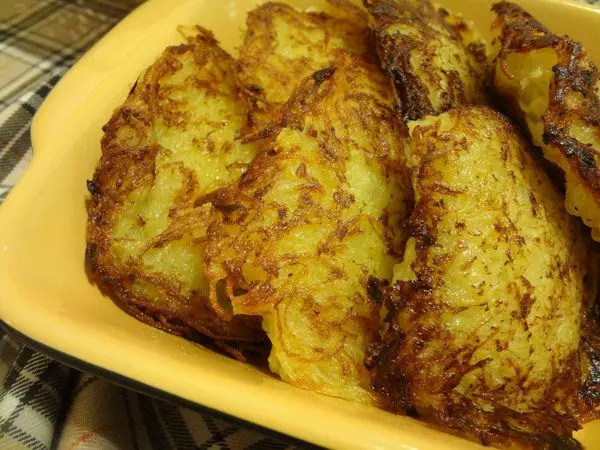 Khoai tây Diana với thịt băm trong hình dạng để nướng bánh