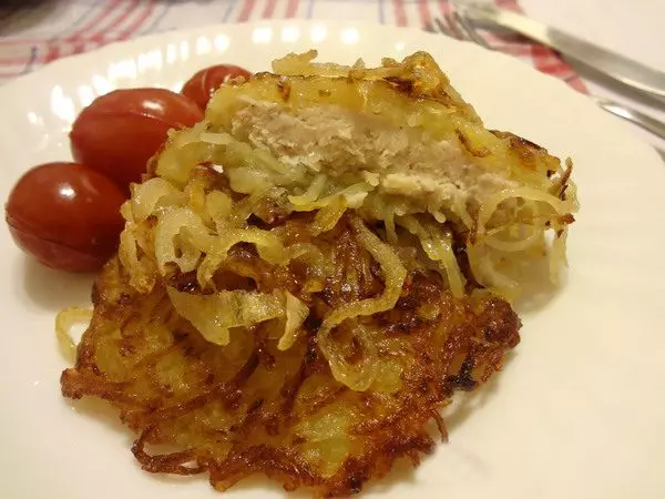 Bulvių Dianki ant plokštės su keptais svogūnais ir pomidorais