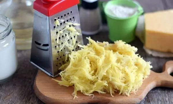 תפוחי אדמה מתולתל על לוח חיתוך