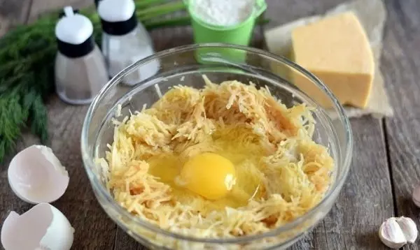 קרלינג תפוחי אדמה עם ביצה גולמית בקערה זכוכית