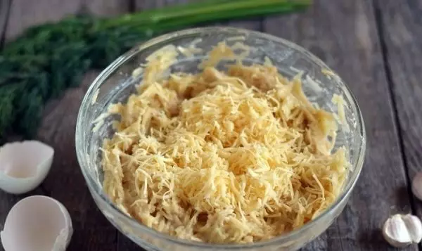 Patatas na kuwarta para sa mga pancake na may grated solid cheese.