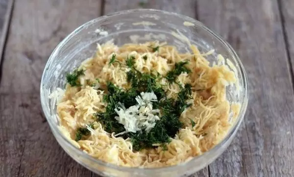 Hmotnosť zemiakového syra a nasekaný čerstvý kôš