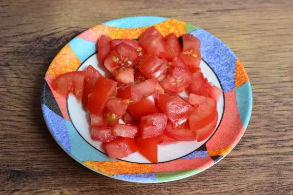 Tabakda täze pomidoryň dilimleri