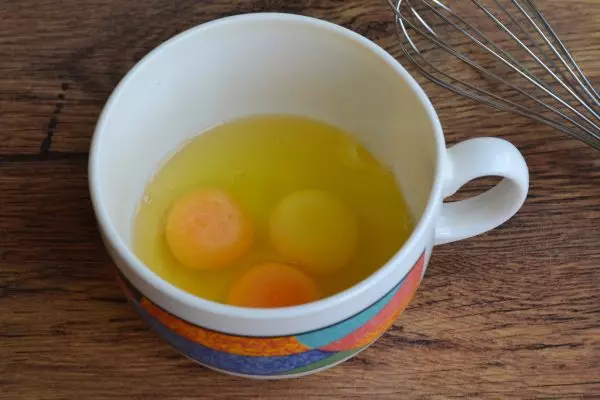 沒有殼的雞雞蛋在一個大杯子裡