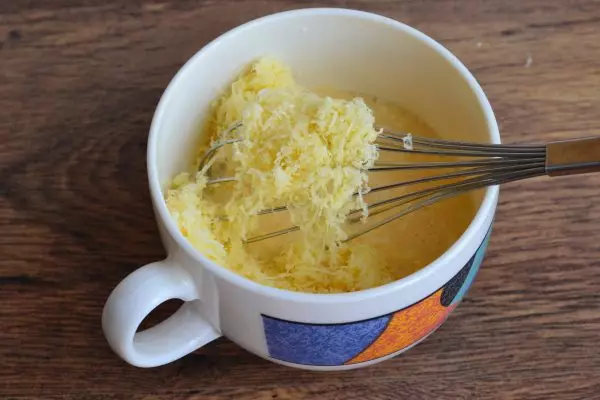 在填充砂锅中添加一个细奶酪