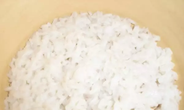 एक कटोरे में उबला हुआ चावल