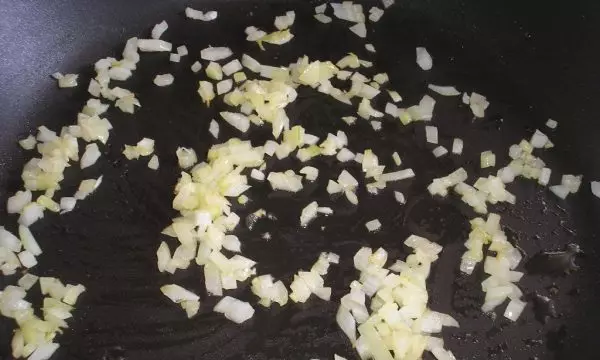 Fijngehakte uien in een koekenpan