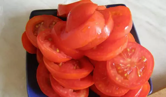 Нарізані кружальцями свіжі помідори