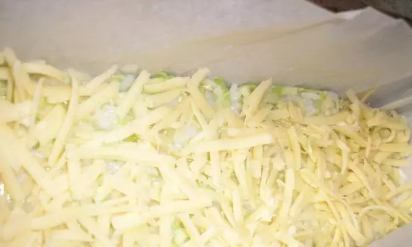 Billet for casserole საწყისი Zucchini, გახეხილი coolest ყველით