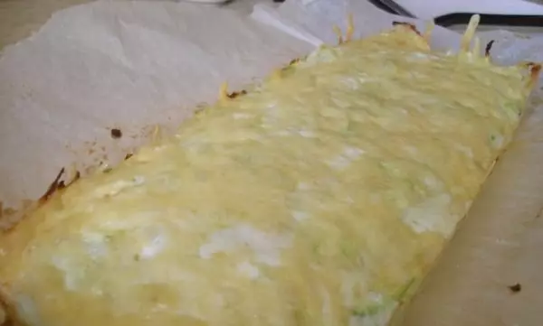 Zucchini casserole ქვეშ ქერქი of molten ყველი