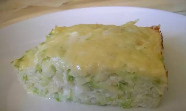 प्लेट वर zucchini casserole एक तुकडा