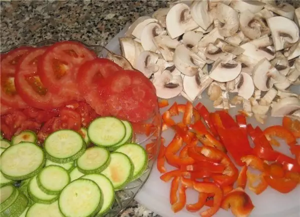Champignon sleisio, tomatos, zucchini a phupur melys