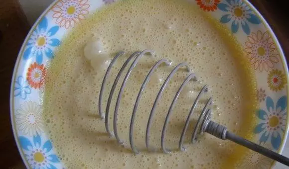 Voorbereiding van vullen met braadpan met behulp van een metalen huil