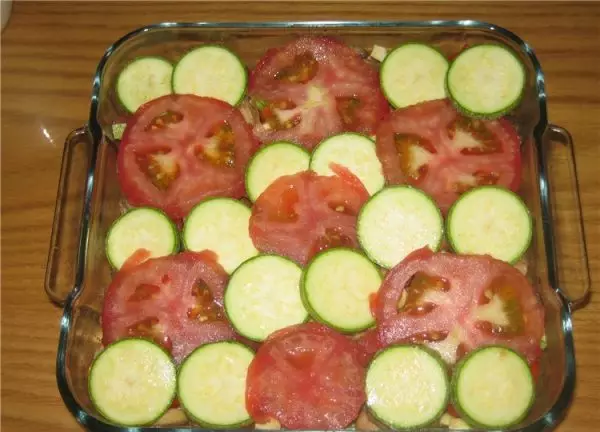 Gehackte Tomaten und Zucchini in Glasform